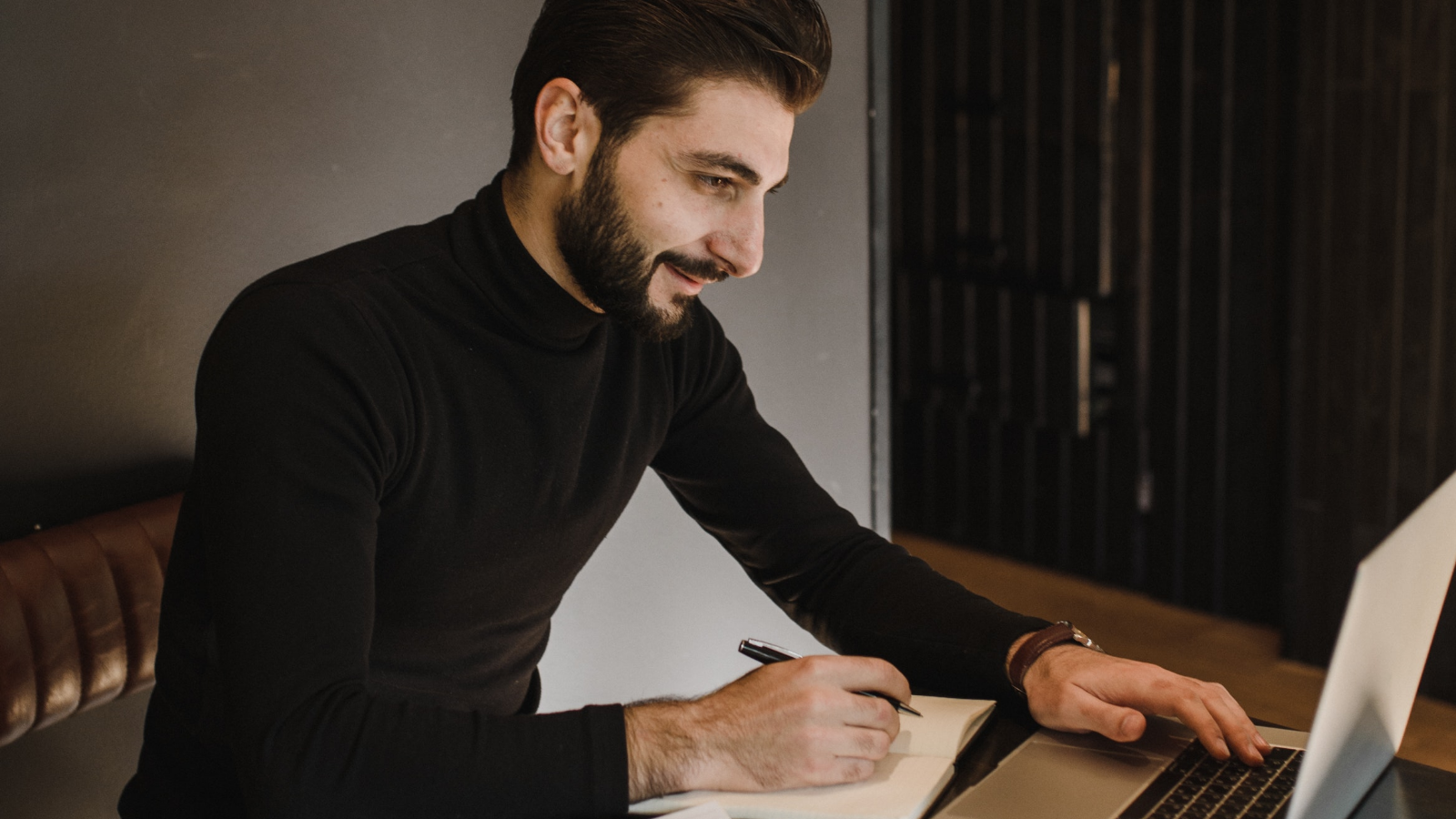 What is the first mover advantage? Definition, examples, advantages ...